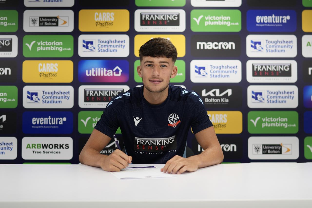 High Fives For New Pros | Bolton Wanderers FC
